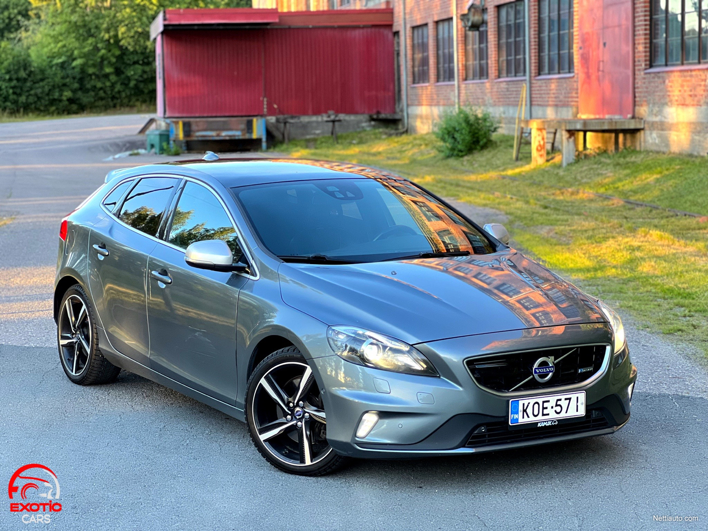 Volvo V40 D4 R-Design aut Webasto/ Navi/ BT/ BLIS/ACC /City-Safety/ Keyless go/ Keyless entry ...