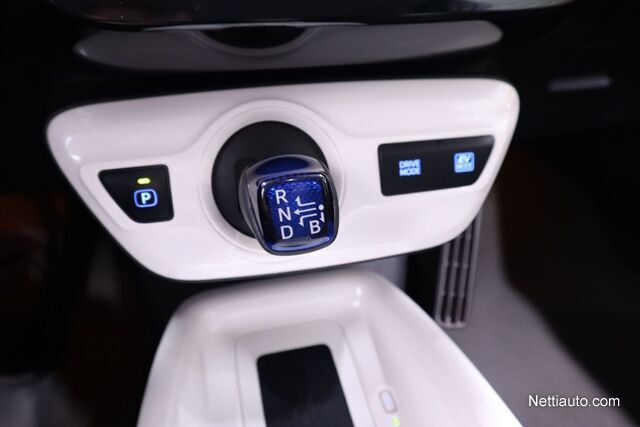 Toyota Prius Active // HUD / JBL / Kaukovalo-automaatiikka / Led-Valot ...