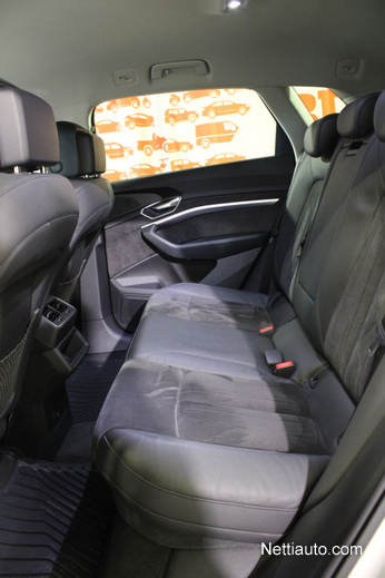 Audi e-tron 55 quattro *Huippuvareusteltu täys-sähköauto*Sivukamerat ...