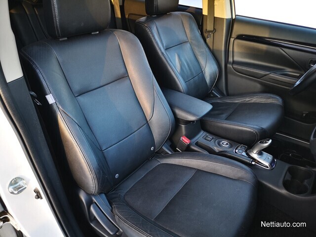 Mitsubishi Outlander PHEV 4WD Instyle Sport Edition / Navi / Koukku ...
