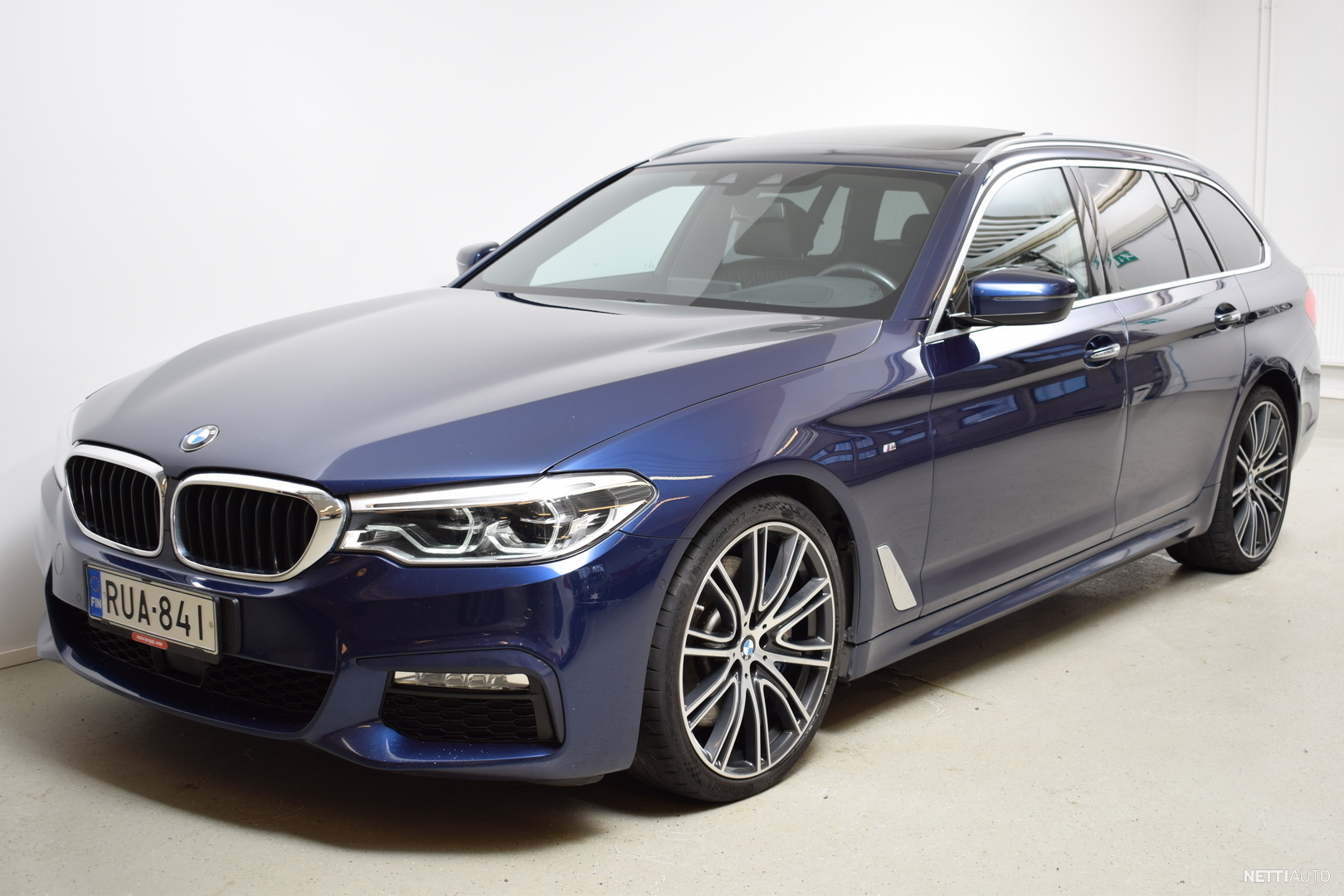 BMW 540 G31 Touring 540d A xDrive M-Sport - Nappanahkaverhoilu ...