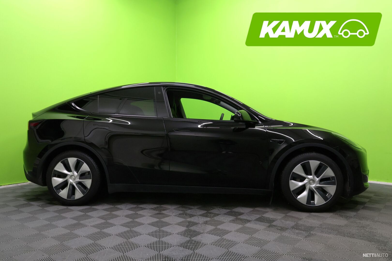 Tesla Model Y RWD / SUOMI-auto // Koukku / Adapt. vakkari / 360-kamera ...